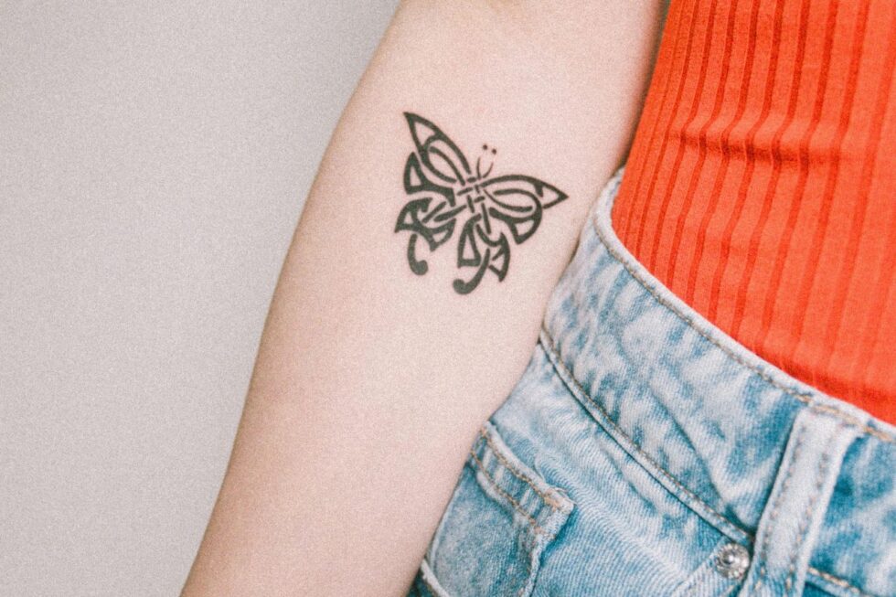 Découvrez la signification fascinante du tatouage papillon